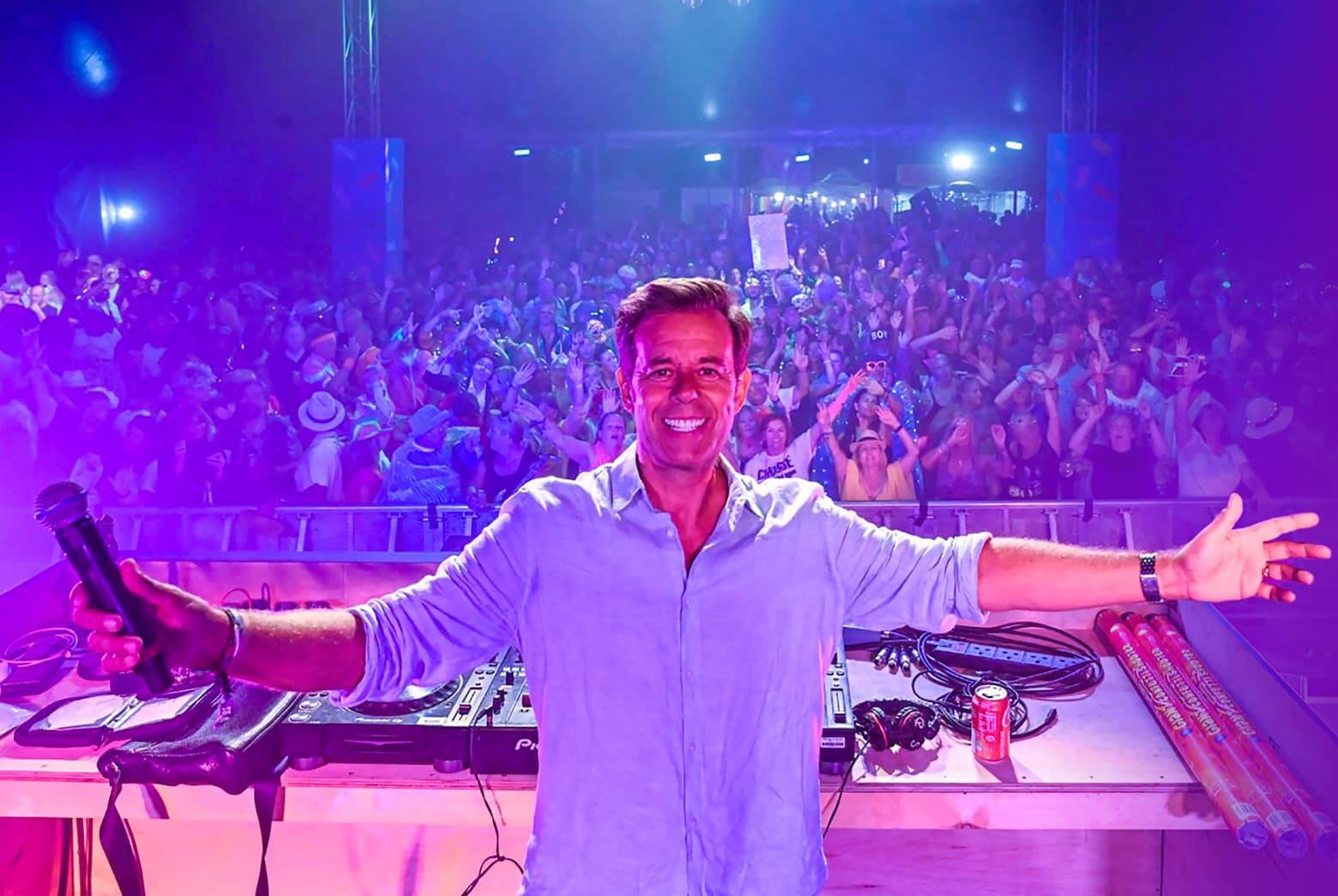 90s Brunch with Pat Sharp | Visit Dubai